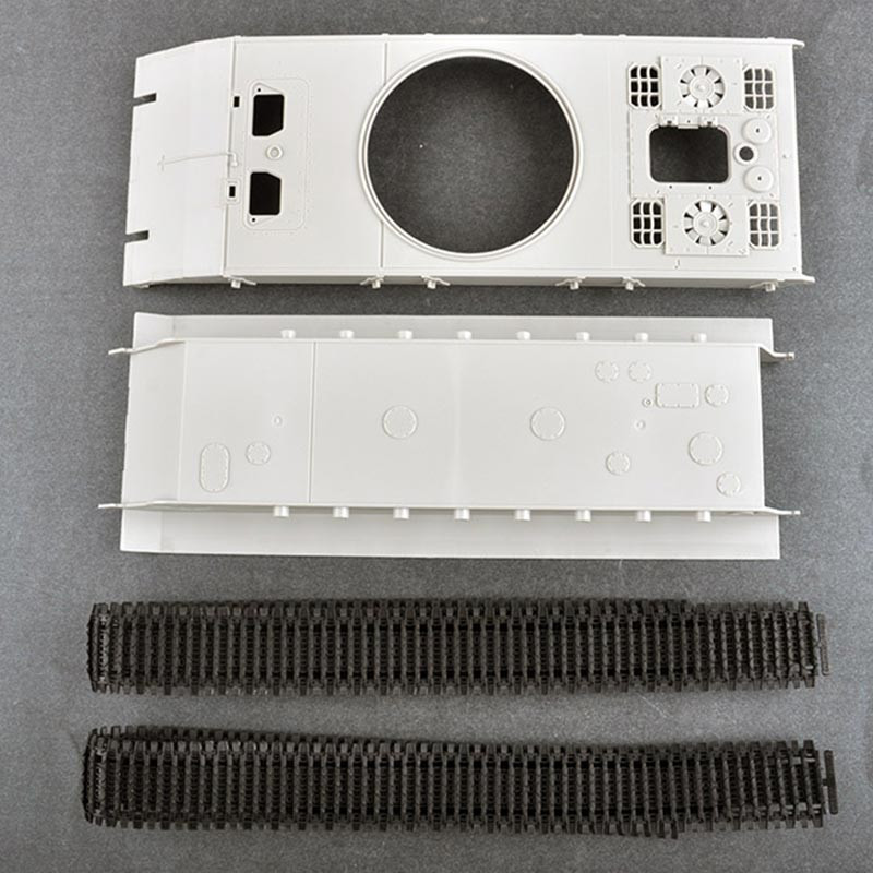 Plastic model of E-100 Flakpanzer tank w/12.8cm Flak 40 1:35